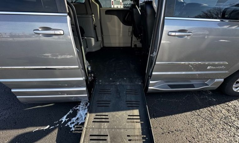 2015 Chrysler Town & Country - BraunAbility Side-Entry Mobility ...